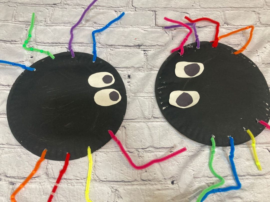 Fine Motor Paper Plate Spider Craft - Mama of Minis